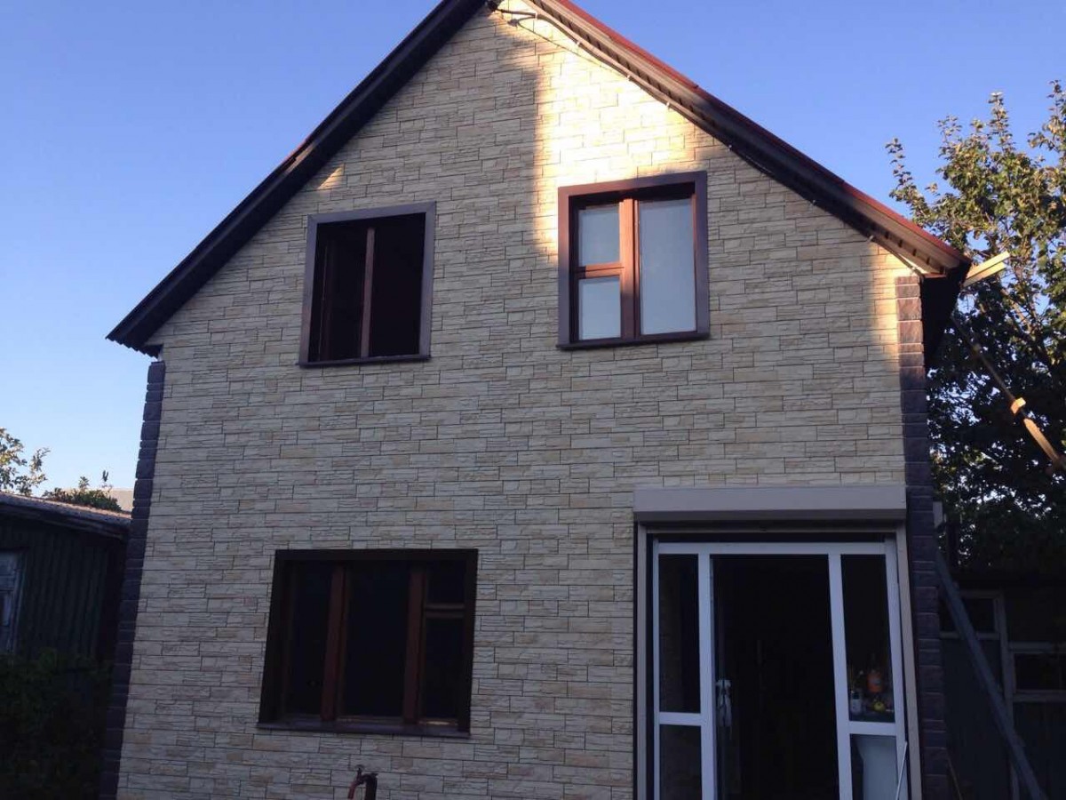 Отделка дома фасадными панелями Docke-R (Деке) Stein Песчаник (Янтарный): пример 11. Пример ...